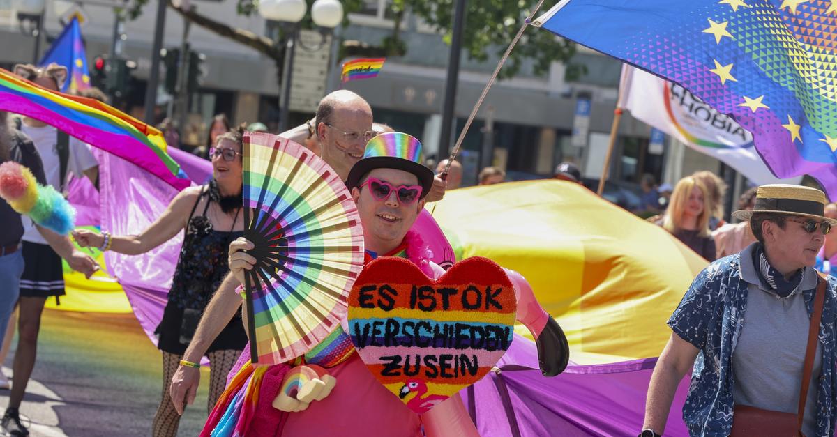 Regenbogen-Fahnen als Zeichen der Solidarität und Toleranz